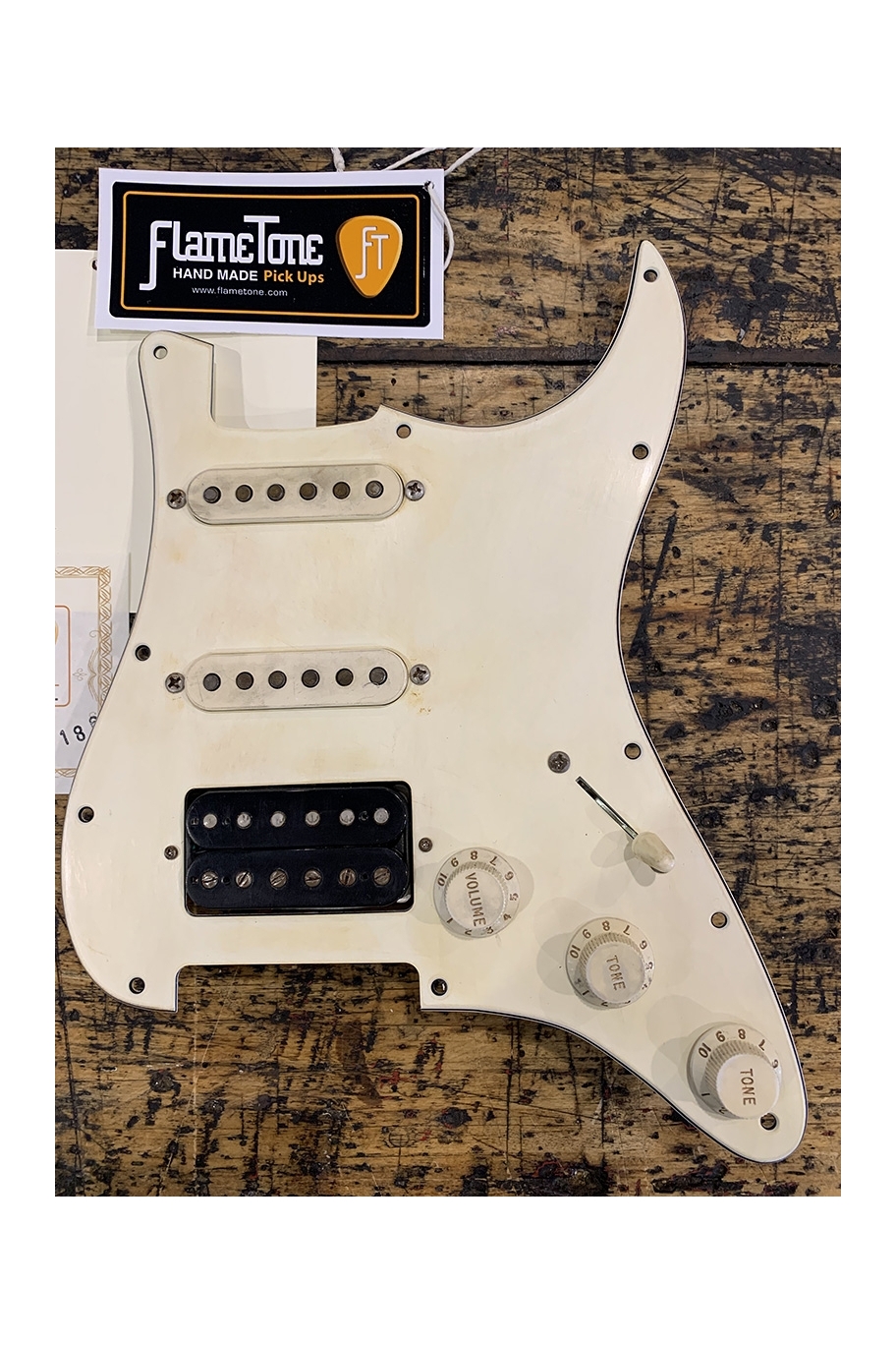 FLAMETONE Mascherina Completa per Stratocaster HSS con '68 Woodstock ...