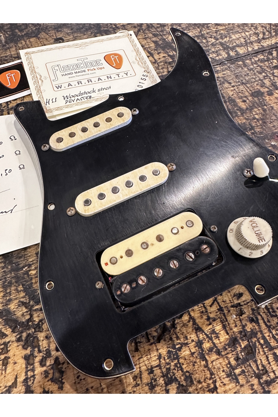 FLAMETONE Mascherina Completa per Stratocaster SSS con '68 Woodstock ...