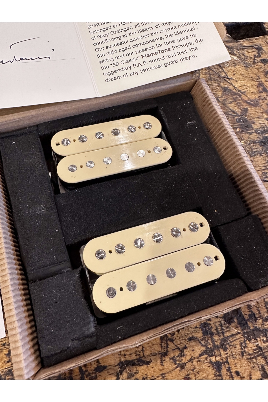 FLAMETONE Mascherina Completa per Stratocaster SSS con '68 Woodstock ...