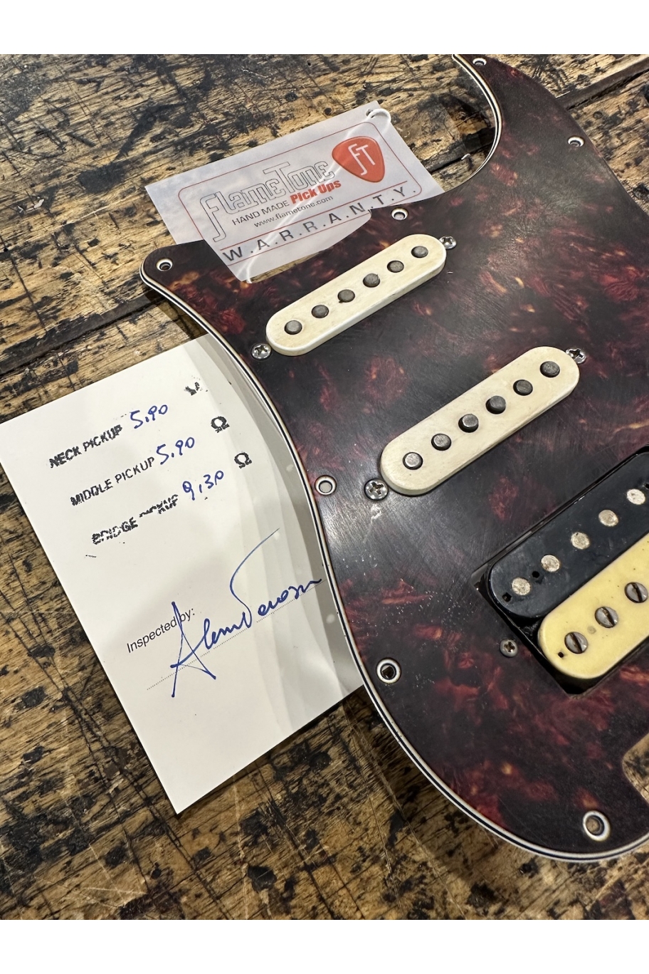 FLAMETONE Mascherina Completa per Stratocaster HSS con '68 Woodstock ...